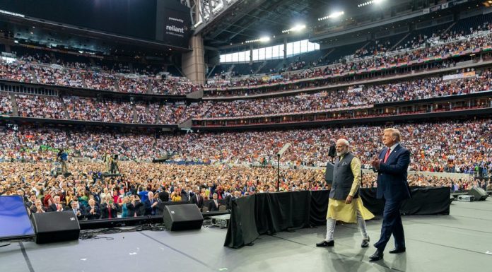 Video: Crowd chants 'Mandir Wahi Banayenge' at 'Howdy, Modi!' event ...