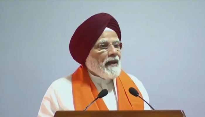 PM Modi addresses a Sikh delegation at his residence