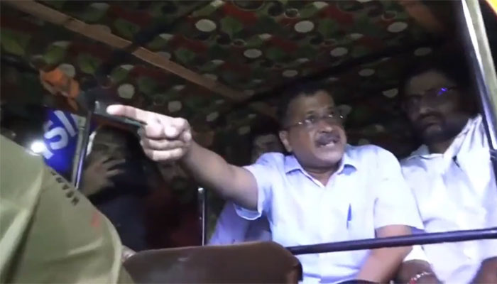 Auto ride drama: Arvind Kejriwal seen misbehaving with Ahmedabad Police ...