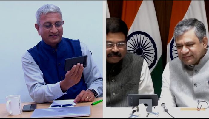 BharOS: Union Ministers Dharmendra Pradhan and Ashwini Vaishnaw test ...