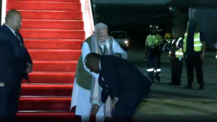 PM of Papua New Guinea touches feet of PM Narendra Modi - TrendRadars India