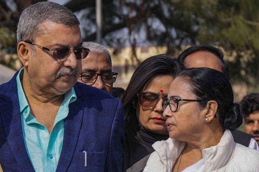 TMC neta Kalyan Banerjee interrupts priest reciting Hanuman Chalisa on ...