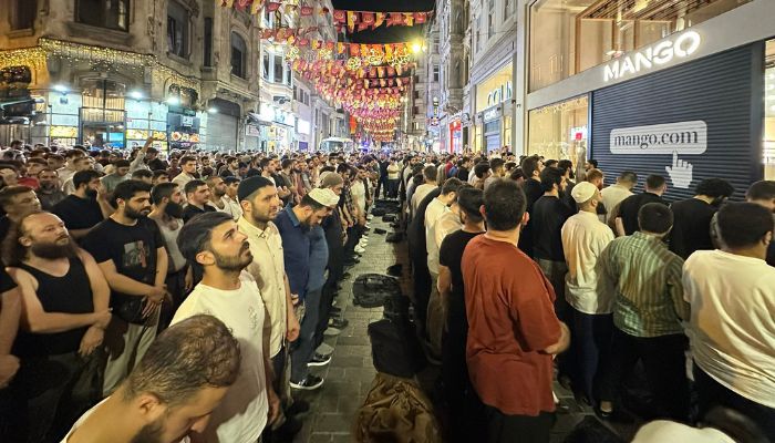 Turkey: Muslim mob gheraos building of satirical magazine LeMan, vows ...